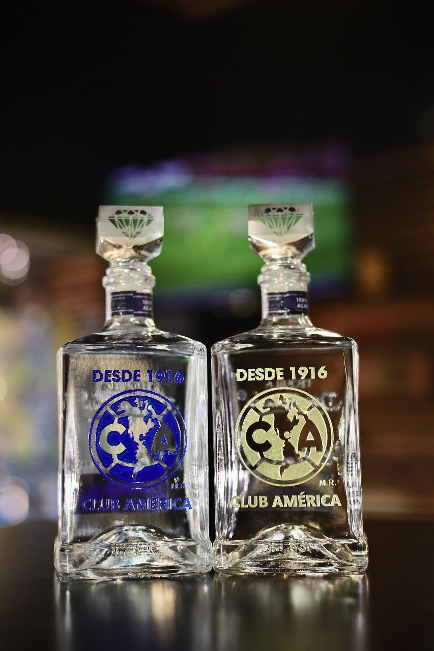 Tequila grabado con logo del Club América